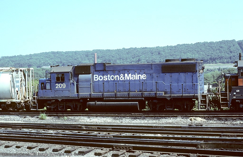 B&M GP38-2 209